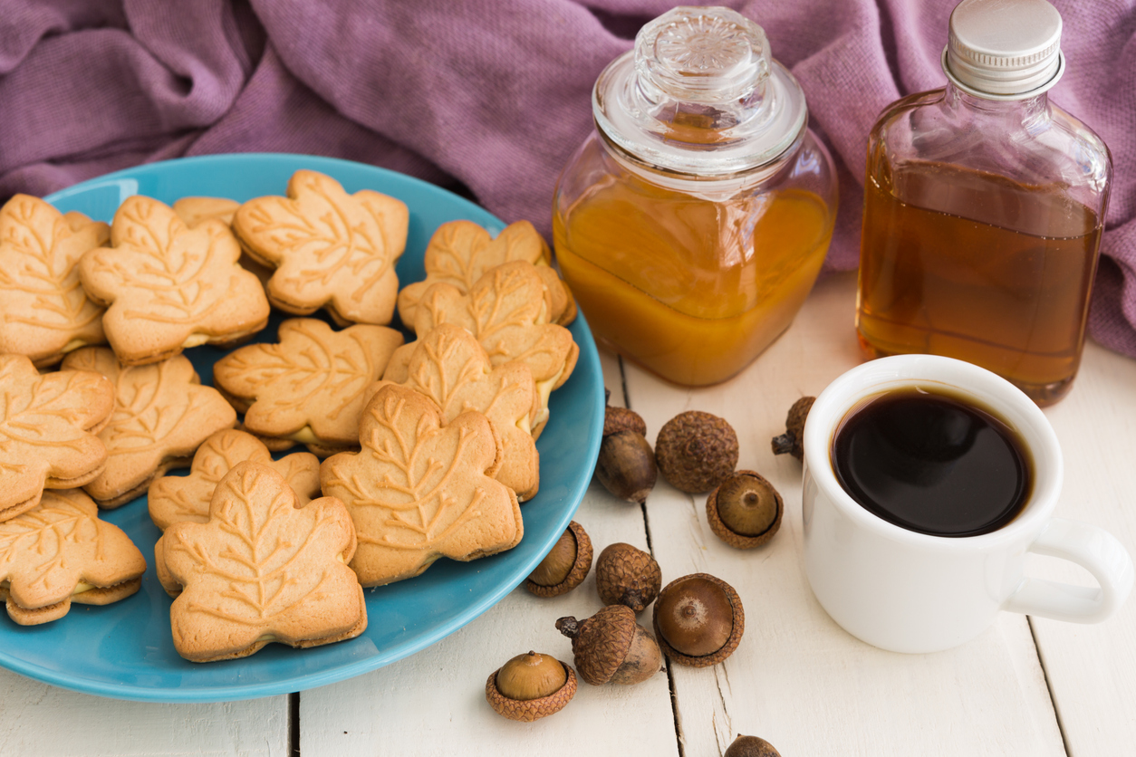 Canadian maple cream cookies with maple syrup, acorns and coffee ...